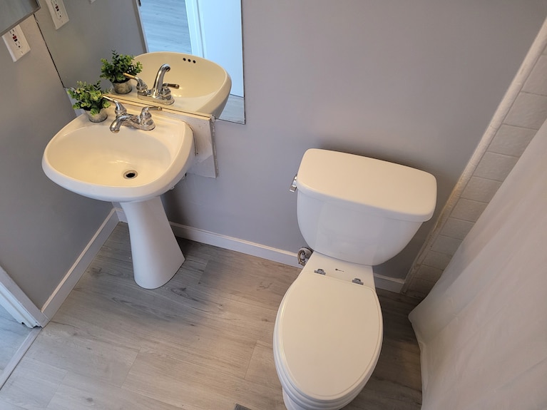 (B00) Queen Bed Hotel Style Suite - Los Angeles, CA