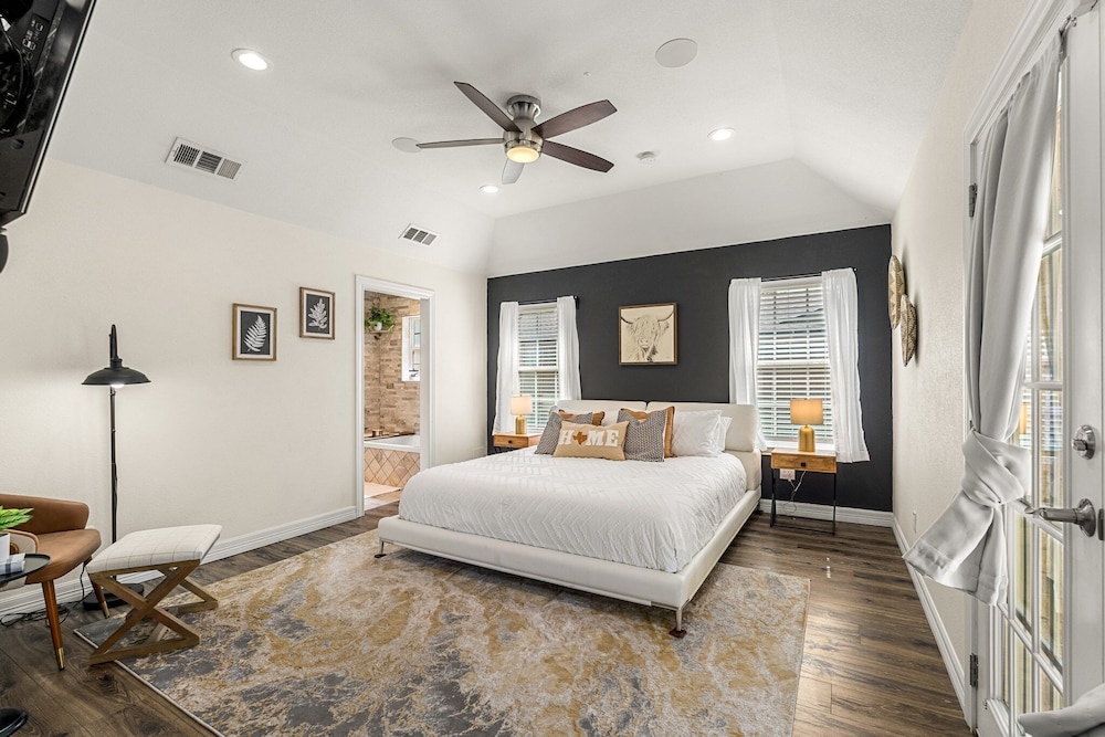 New Home/hot Tub/man Cave/pool Table, 12 Min From Downtown, 10min To Dfw Airport - Irving, TX