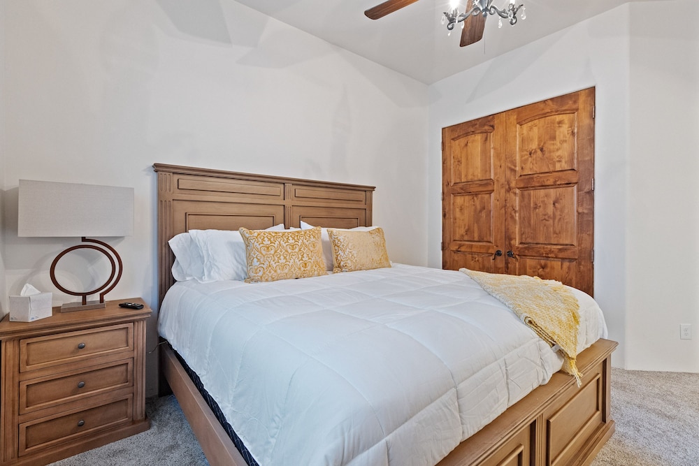 Private 5 Bedroom Resort With Pool Backing Mountain Preserve - Glendale, AZ