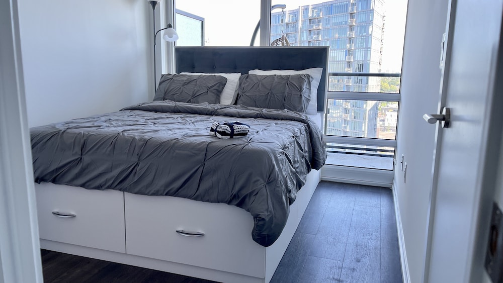 Exquisite Condo With Stunning Views In Downtown - Mississauga