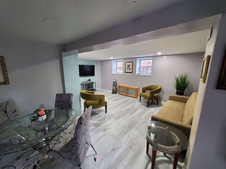 Lovely 2 Bedroom Apartment In A Private House With Beautiful Garden - ブロンクス, NY