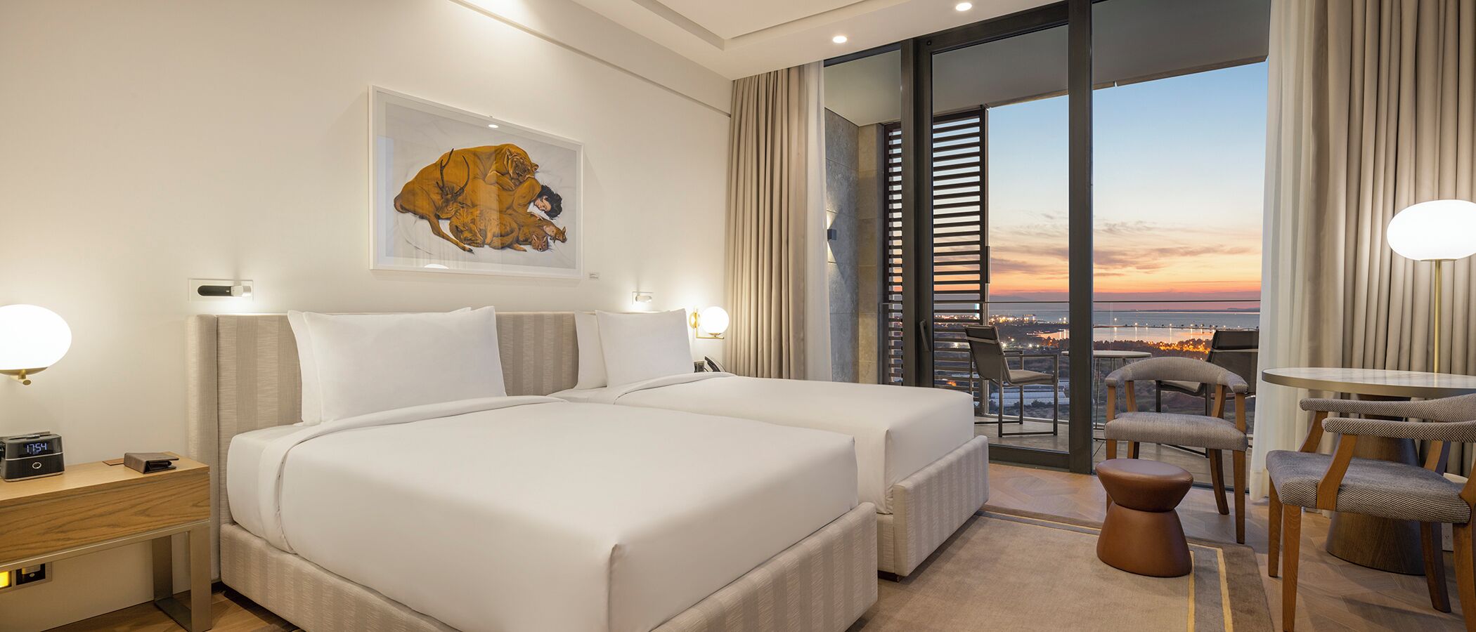 Roupas de cama premium, edredons de pluma, frigobar, cofres nos quartos