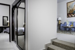 Suite Familiar | Minibar, cofre no quarto, secretária, cortinas/cortinados opacos