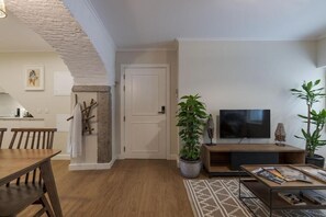 Cozy Apartment with Interior Terrace | Sala de estar | Televisor de ecrã plano de 1 cm com canais por cabo 
