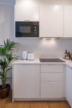 Modern Studio with Plenty of Natural Light | Kitchenette privada | Um frigorífico, um micro-ondas, uma placa de cozinha 