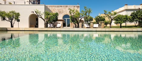 Piscina exterior, da(s) 9:00 à(s) 18:00, guarda-sóis, espreguiçadeiras