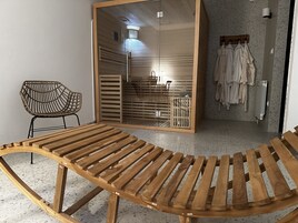 Sauna, banheira de hidromassagem 