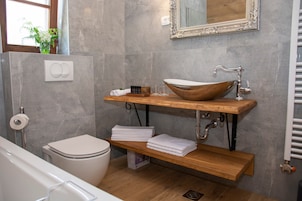 Quarto Quádruplo de Luxo | Casa de banho | Produtos de higiene exclusivos, um secador de cabelo