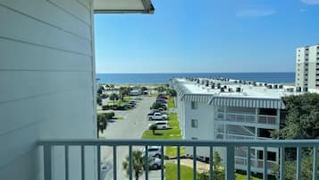 Condo com design assinado, 1 quarto, sacada, vista para o oceano | Vista da sacada