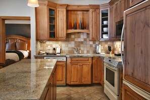 Suíte, 2 quartos | Cozinha privada | Cafeteira/chaleira