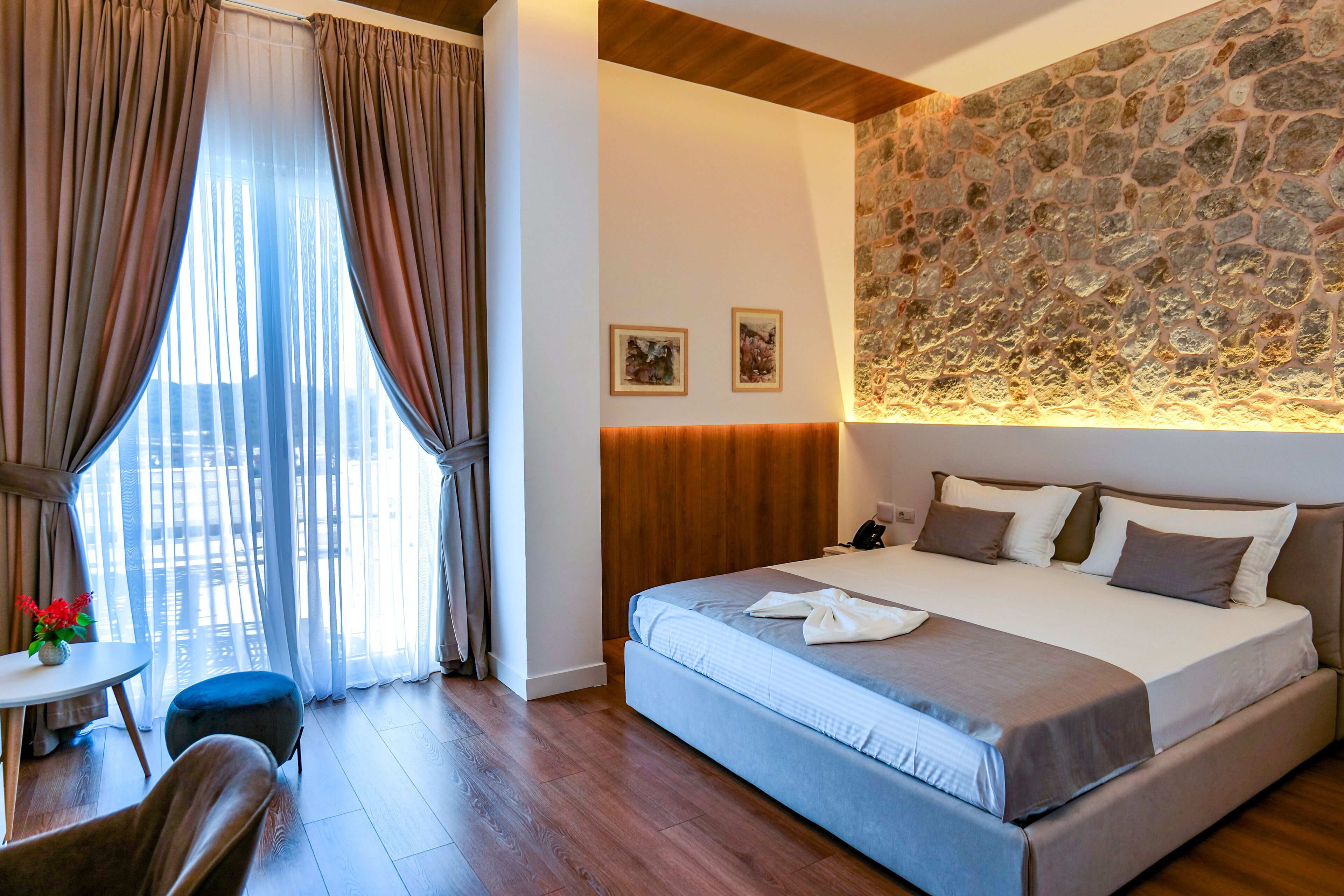 Quarto casal standard | Ferros/tábuas de passar roupa, roupa de cama