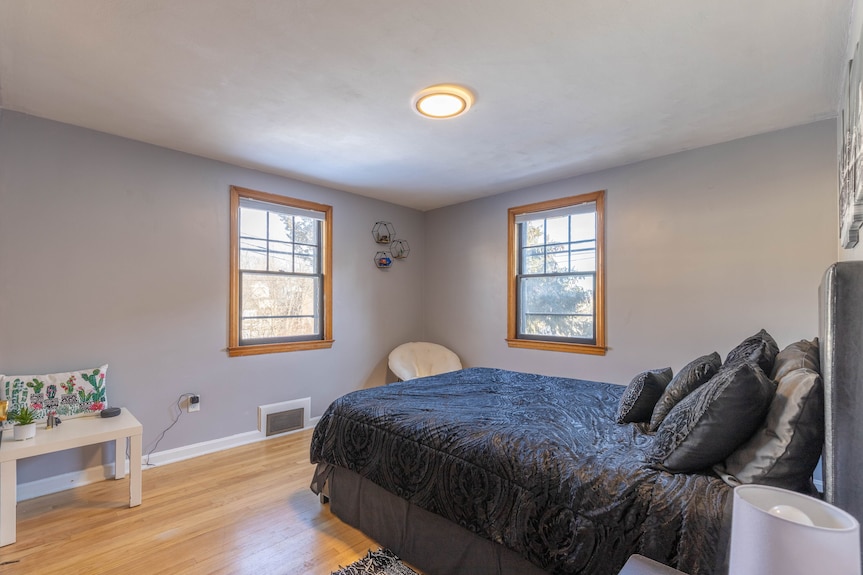 Cozy Cape Close To Farmington, Plainville & Downtown New Britain - Connecticut