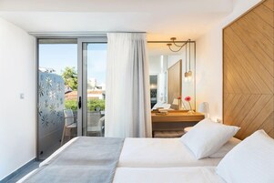 Maisonette With Pool | Roupas de cama premium, cofres nos quartos, cortinas blackout