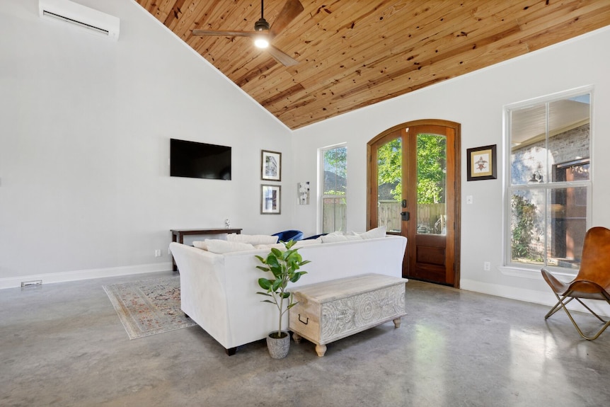 Gorgeous Newer 3/2 Home W/ Louisiana Style & Charm - Baton Rouge, LA