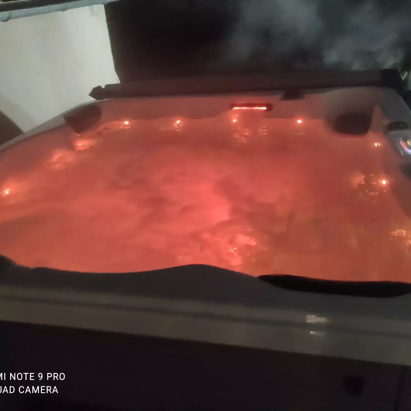 Uma banheira de hidromassagem com vista para o céu.
