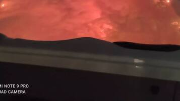 Uma banheira de hidromassagem com vista para o céu.