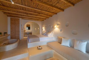 Deluxe Suites with Sea View (2 types) | Cofre com capacidade para portátil, cortinas/cortinados opacos