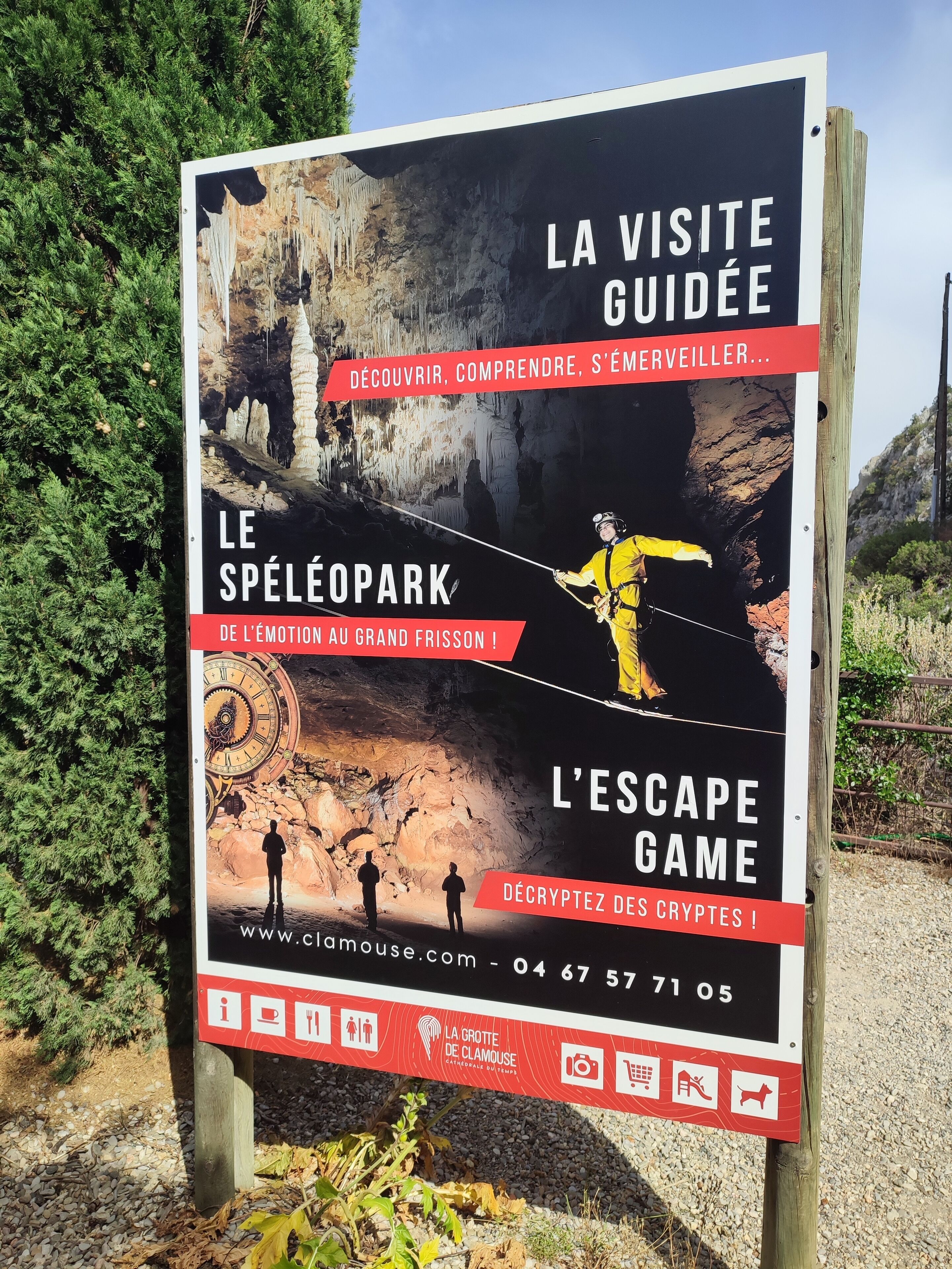 Um aviso para visita guiada ao Le Spéléopark, com exploração de caverna e um jogo de fuga.