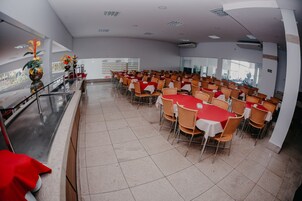 Café da manhã com buffet grátis todos os dias