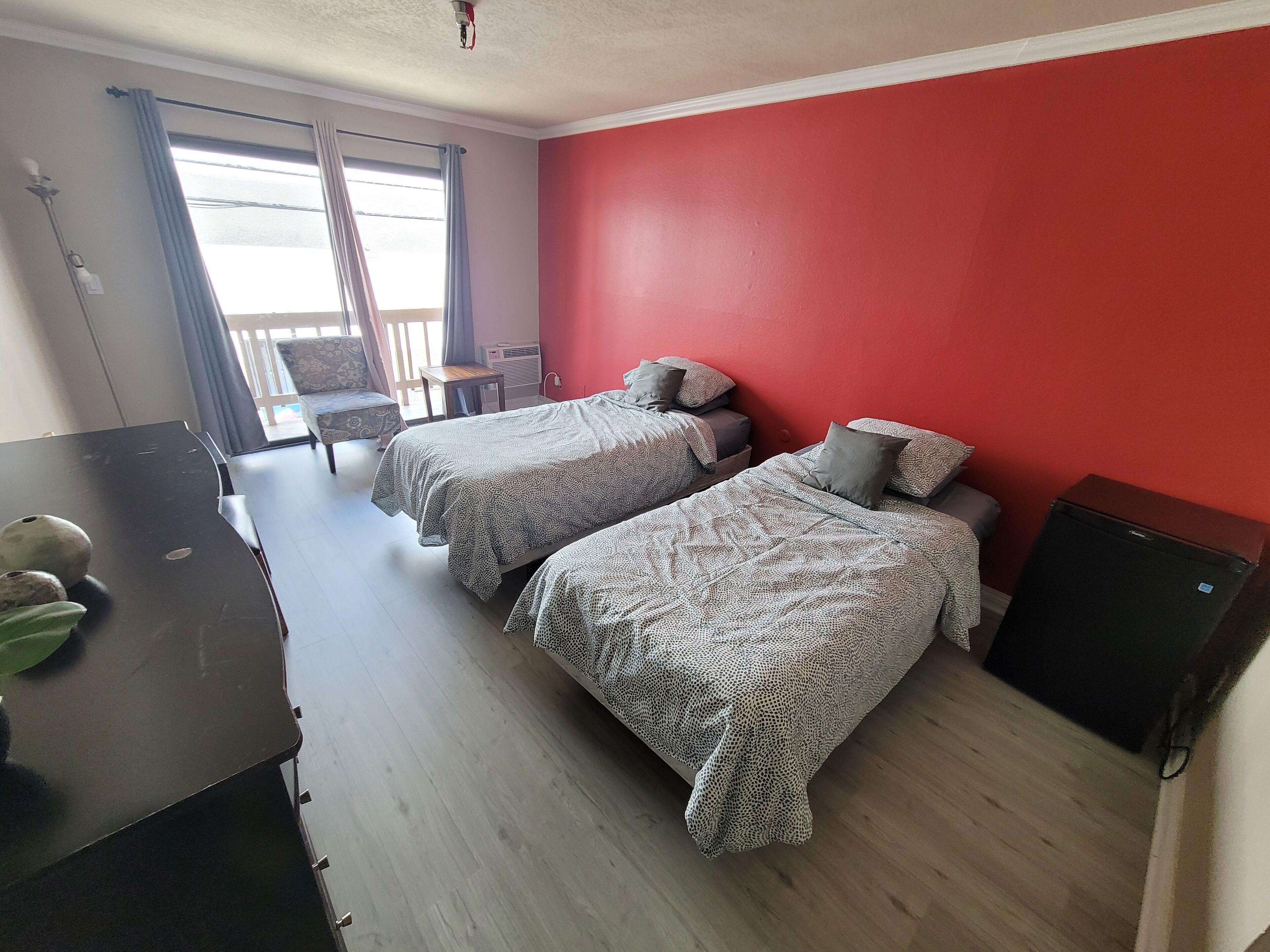 (B17) Double Spacious Unit With Private Bath - Beverly Hills