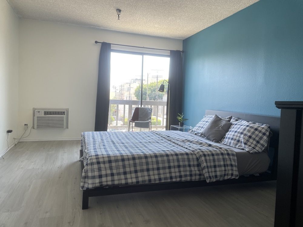 (B25) Lovely Queen Studio In Prime Location - Los Angeles, CA
