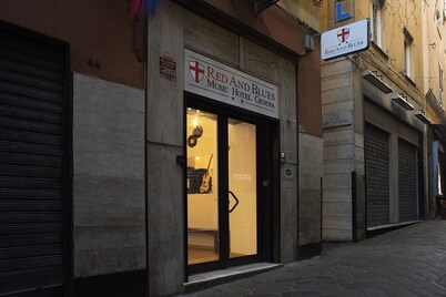 RED AND BLUES MUSIC HOTEL GENOVA
