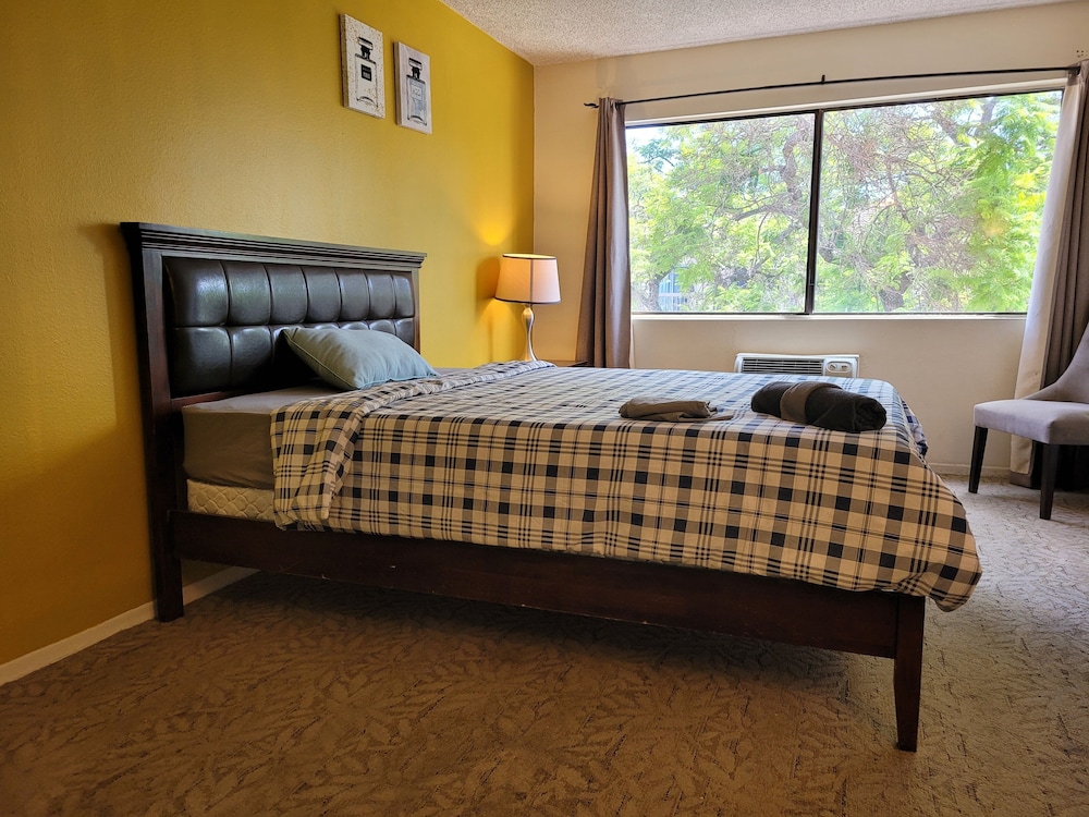 (C01) Large Unit With Private Bath - Beverly Hills, CA