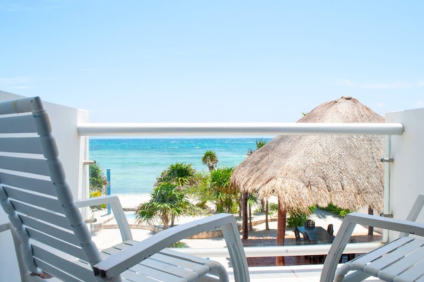 Apartamento em Condomínio Fechado, 2 quartos (Beachfront, 2 Bathroom) | 2 quartos, cofre no quarto, Wi-fi grátis