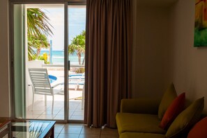 Apartamento em Condomínio Fechado, 2 quartos, no rés do chão (Beachfront, 1 Bathroom) | 2 quartos, cofre no quarto, Wi-fi grátis 