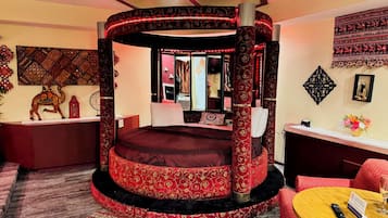 Suite-Estúdio Royal, 1 cama king-size, não fumadores, banheira de hidromassagem | Comodidade do quarto
