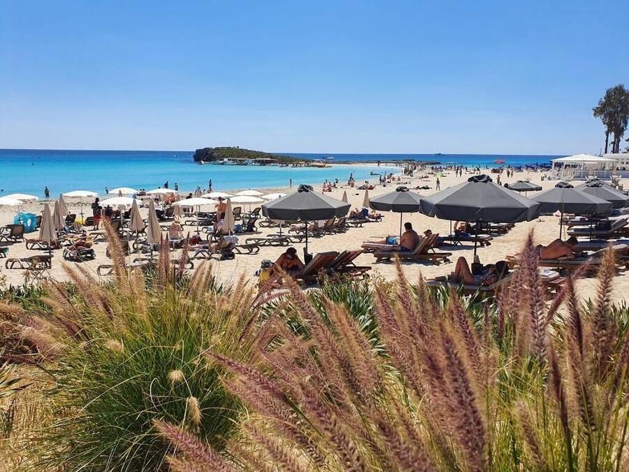 Perto da praia, praia de areia branca, espreguiçadeiras
