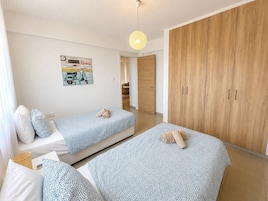 Apartamento conforto | 2 quartos, cofres nos quartos, cortinas blackout, Wi-Fi de cortesia