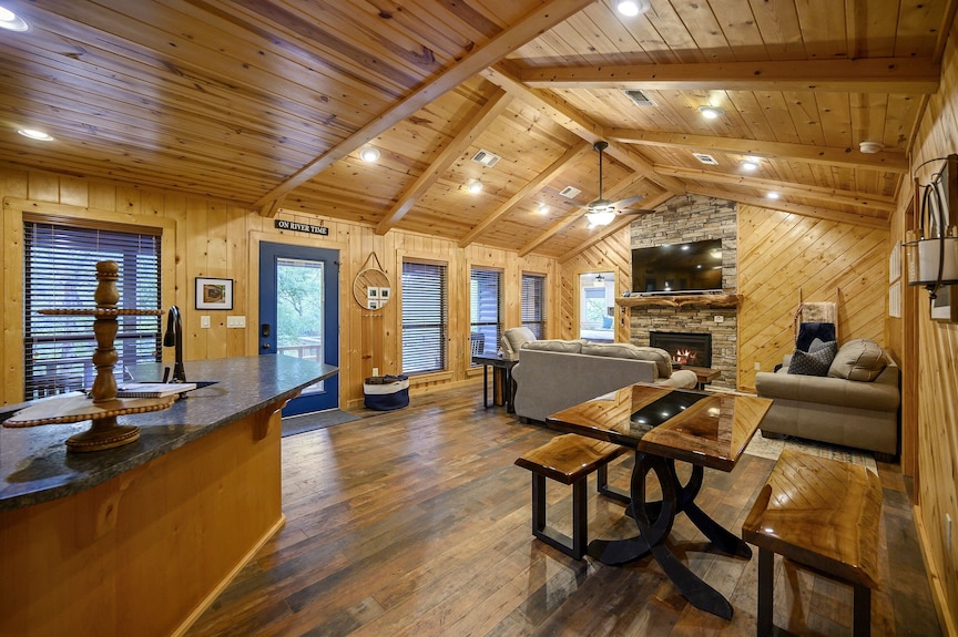 Waterfront With A Pool, Hot Tub, Game Room, And Kayaks On Site ~ Sleeps 10 - 布羅肯鮑