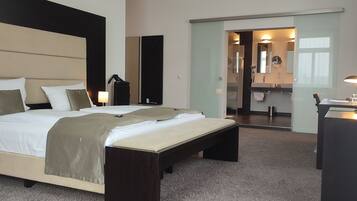 Quarto casal premium | 1 quarto, cofres nos quartos, escrivaninha