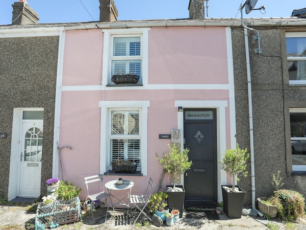 Menuchah - Criccieth