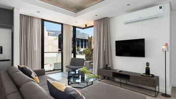 Estúdio empresarial | Área de estar | TV de tela plana 42 polegadas com canais a cabo, TV, Netflix