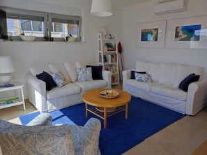 Apartamento (One Bedroom Apartment with Terrace an) | Sala | Televisor