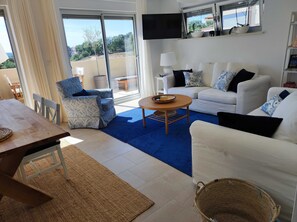 Apartamento (One Bedroom Apartment with Terrace an) | Sala | Televisor