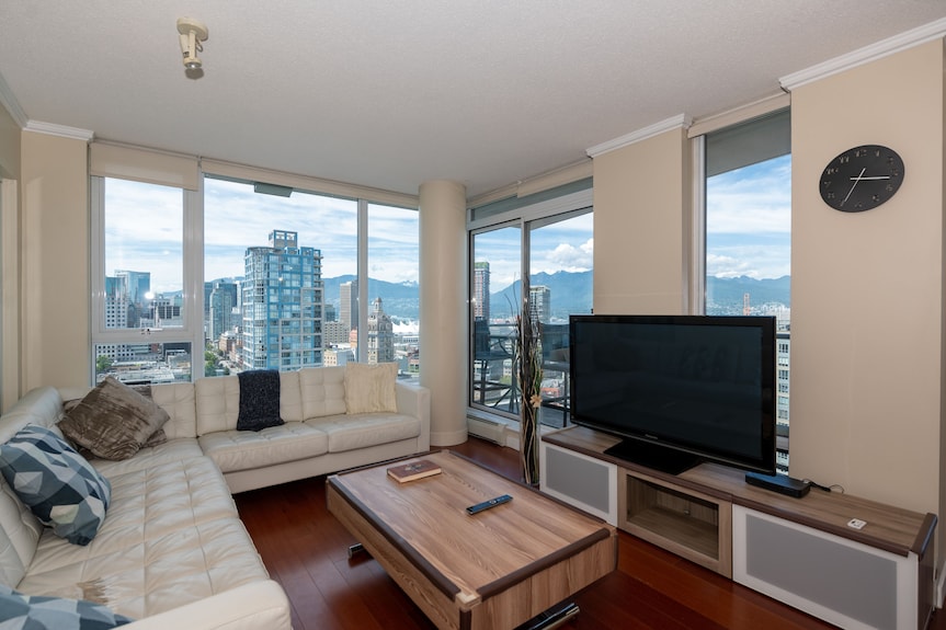 Vancouver Condo: Surreal Water/mountain/harbor Views 2beds/2ba - Vancouver