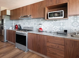 Micro-ondas, fogão, cafeteira/chaleira