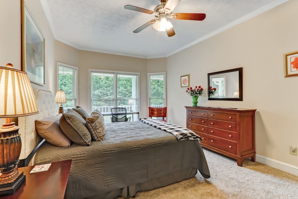 Sleeps 12! Farmhouse Retreat In The City On 13+ Acres - Lawrenceville, GA