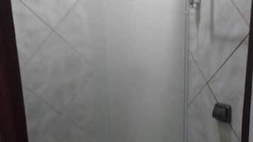 Quarto standard, vista para a montanha | Banheiro | Toalhas de banho, papel higiênico