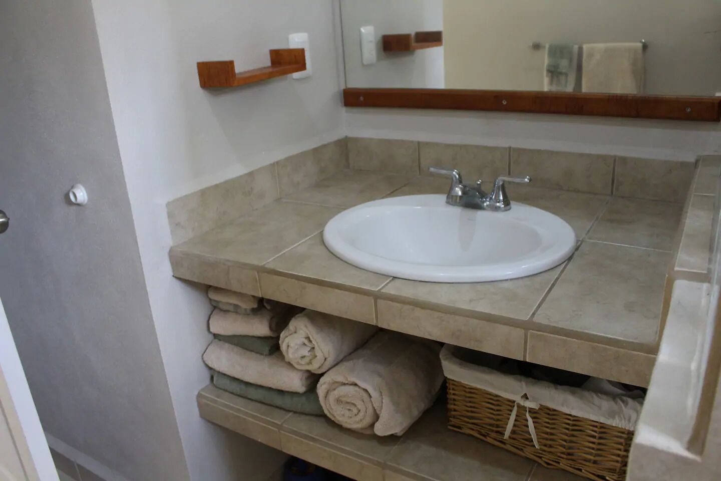 Vila superluxo, 2 quartos | Banheiro | Chuveiro, secador de cabelo, toalhas de banho, sabonete