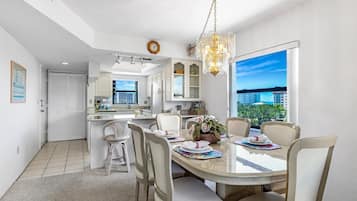 Apartamento em Condomínio Fechado, 2 camas queen-size, varanda, vista para a piscina | Restaurantes