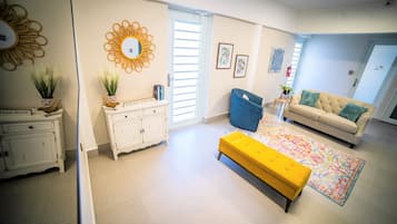 Casa de Férias Família, vários quartos, varanda, Vista para a cidade | Sala de estar | Escritórios