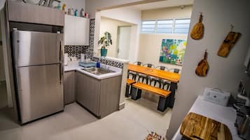 Minifrigorífico, um micro-ondas, uma placa de cozinha, uma torradeira