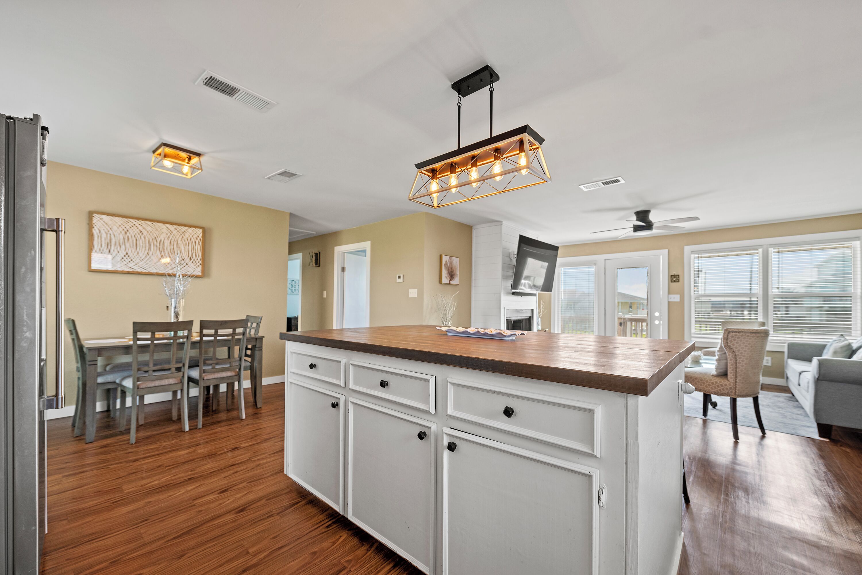 Newly Remodeled!!! Dog Friendly!!! Walk To The Beach!!! - Jamaica Beach, TX