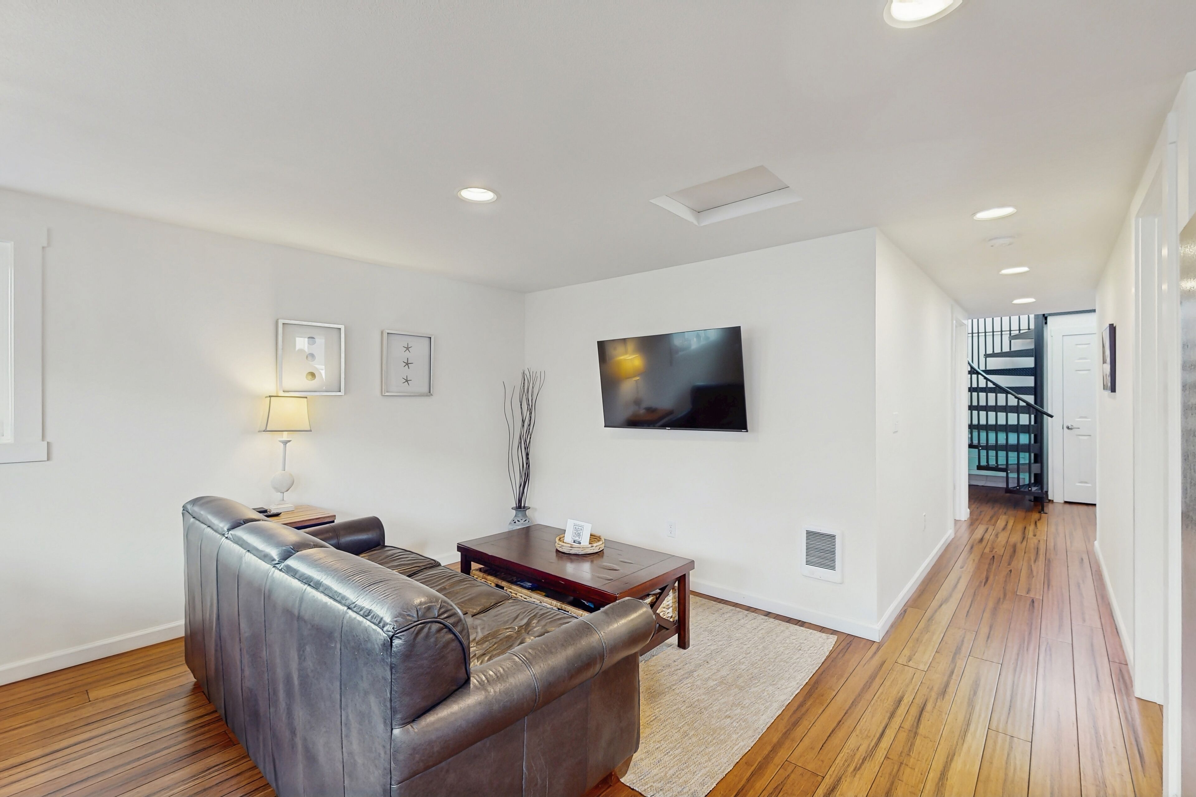 Downtown Condo W/ Rooftop Deck - Just Steps To Beach, Restaurants, & Bars - Long Beach, WA