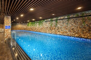 Piscina interna, espreguiçadeiras