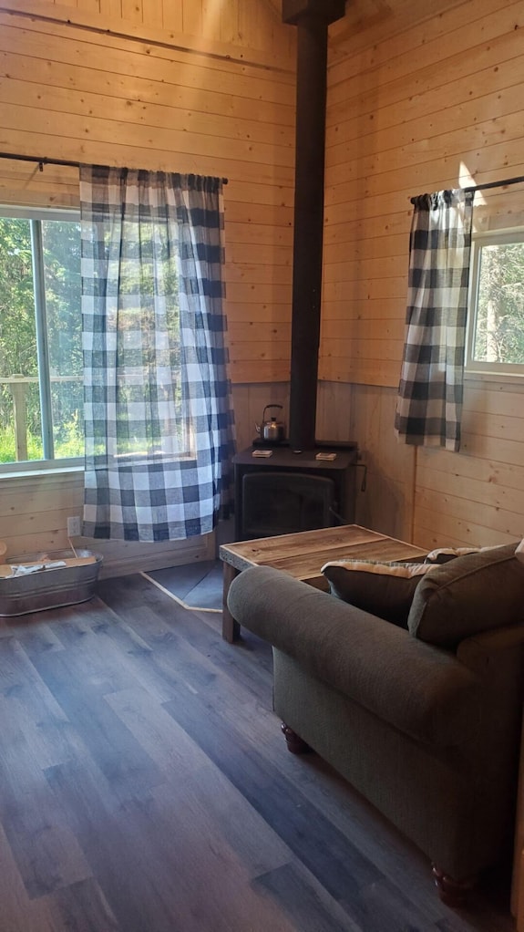 Magical Off Grid Lakefront Cabin - British Columbia